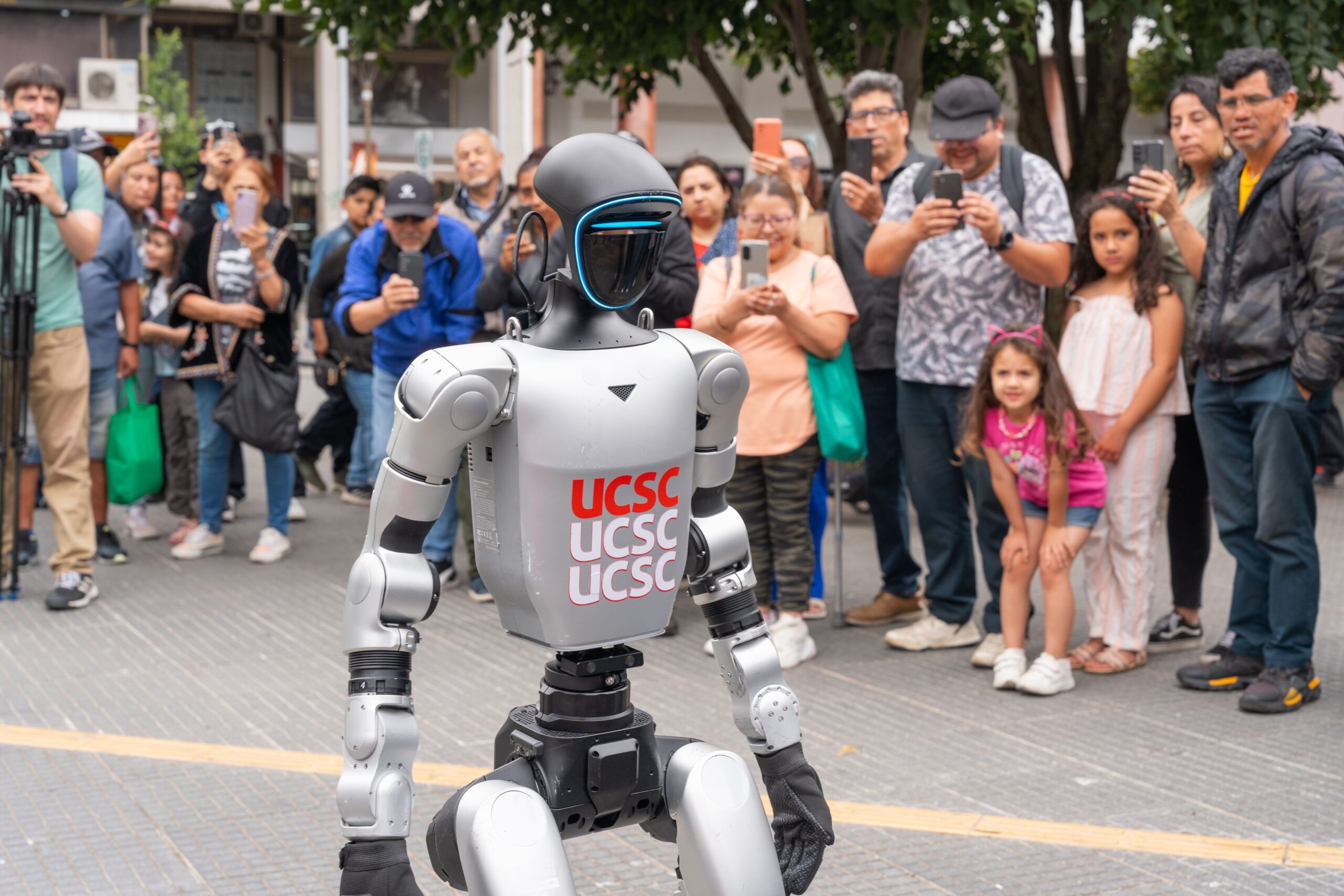 UCSC PRESENTA ROBOT HUMANOIDE PROGRAMABLE