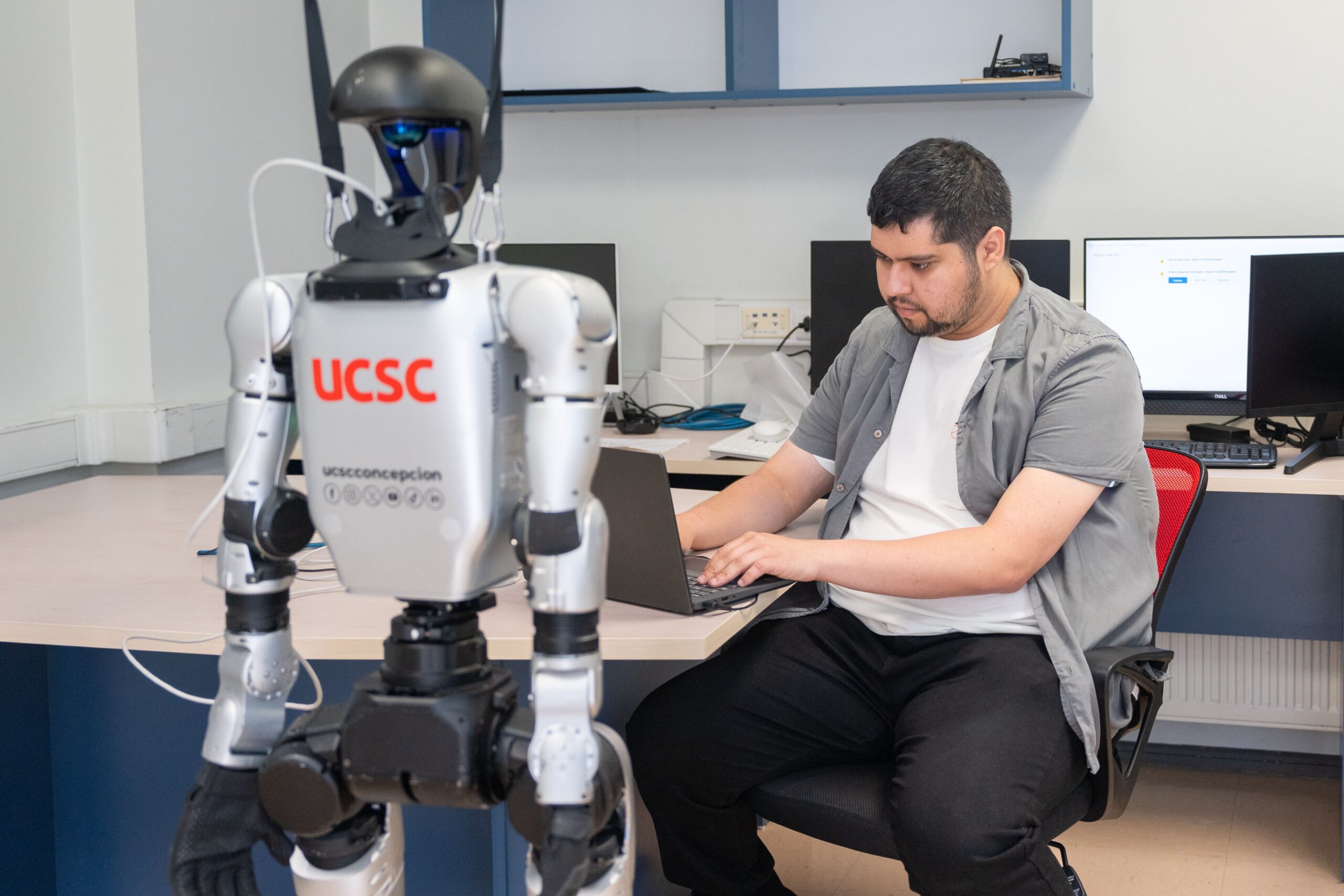 PRIMER ROBOT HUMANOIDE PROGRAMABLE DE CHILE